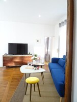 Dúplex | Sala de estar | Televisor de ecrã plano de 100 cm com canais via satélite, televisor