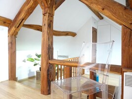 Dúplex | Sala de estar | Televisor de ecrã plano de 100 cm com canais via satélite, televisor