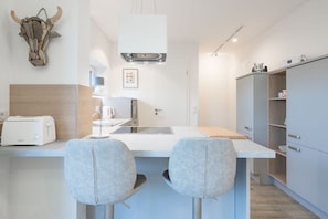 Apartamento | Cozinha privada | Uma cadeira de bebé 