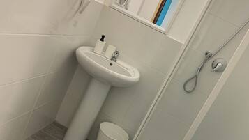 Quarto Twin Standard, casa de banho privativa | Casa de banho | Um polibã, um secador de cabelo, chinelos, toalhas fornecidas