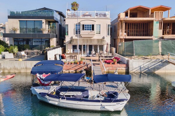 Canalfront Charmer By Avantstay Waterfront W/ Shared Dock + Hot Tub - Newport