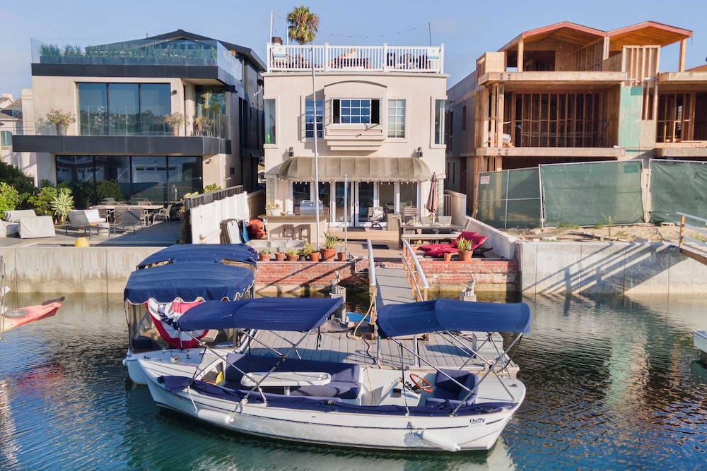 Canalfront Charmer By Avantstay Waterfront W/ Shared Dock + Hot Tub - Newport Beach, CA