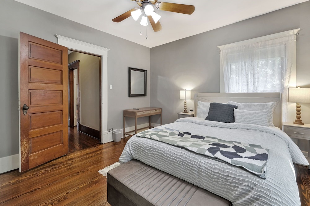 Home By The River, 5 Bedrooms, 5-minute Walk To Children Museum, Pool Table! - Wichita, KS