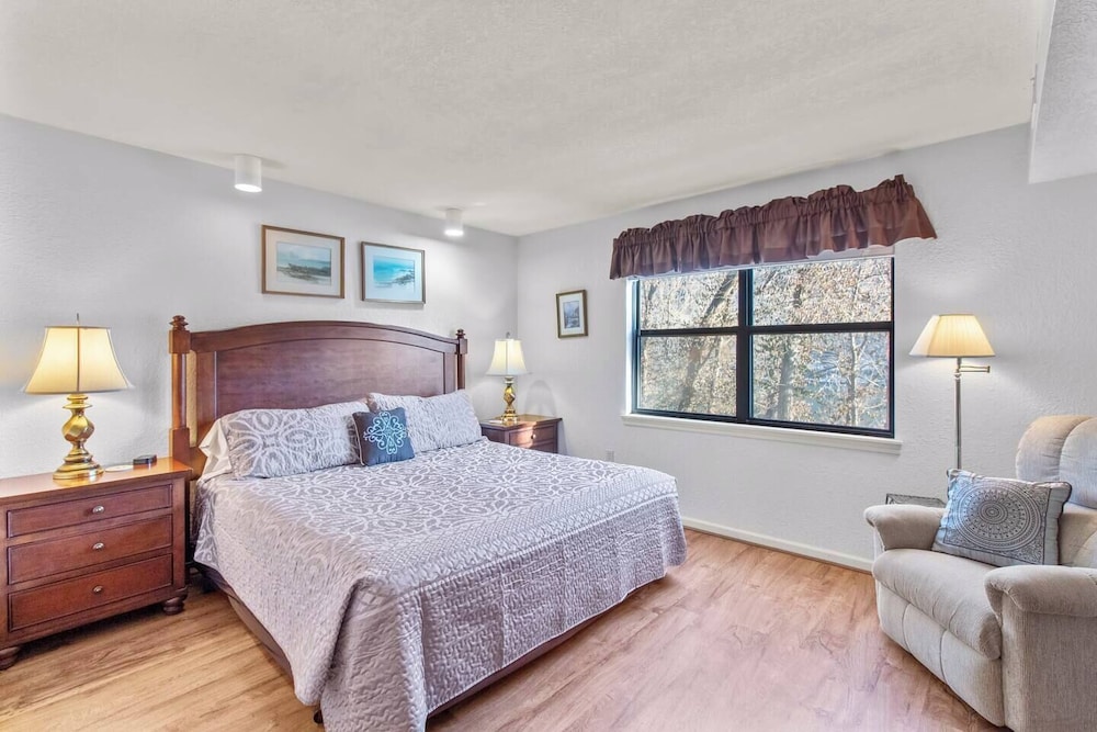 Lakefront WalkIn~Luxury Lakeview~Pools~Pointe Royale Resort - Table ...