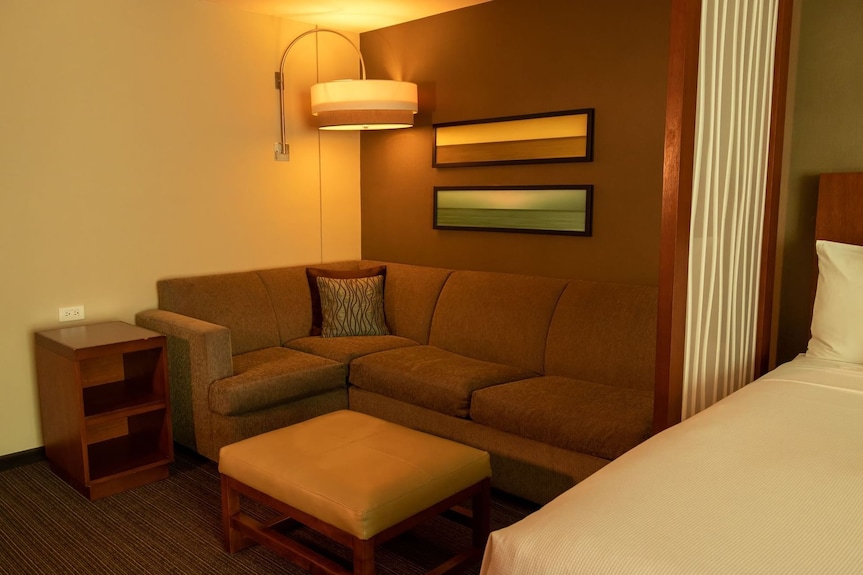 Marinn Place | Deluxe King | Spacious King Bed + Sofa + Prime Location - Panama