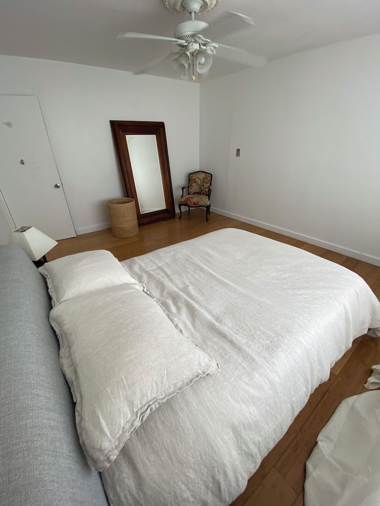 Luxe 2-bedroom Malibu Apartment On The Sand - Westlake Village, CA
