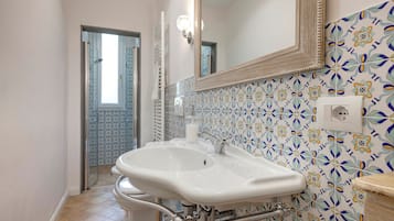 Apartamento | Casa de banho | Um polibã, um secador de cabelo, um bidé, toalhas fornecidas