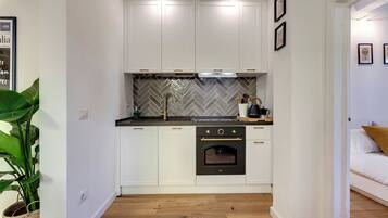 Apartamento | Kitchenette privada | Um frigorífico/congelador grande, um micro-ondas, um forno