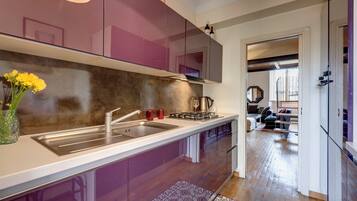 Apartamento | Cozinha privada | Um frigorífico/congelador grande, um micro-ondas, um forno