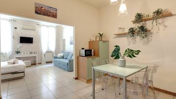 Apartamento | Área de estar | TV de tela plana 24 polegadas com canais digitais