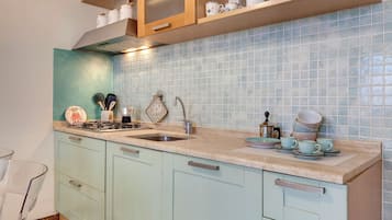 Apartamento | Kitchenette privada | Um frigorífico/congelador grande, um micro-ondas, uma placa de cozinha