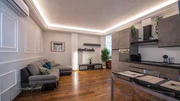 Apartamento | Área de estar | TV de tela plana 24 polegadas com canais digitais