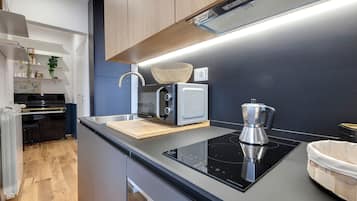 Apartamento | Cozinha americana privada | Geladeira grande, micro-ondas, fogão, cooktop