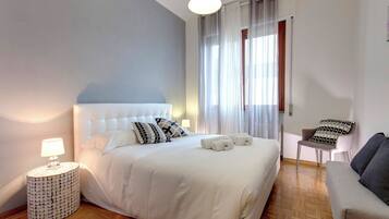 Apartamento | 3 quartos, secretária adequada para computadores portáteis