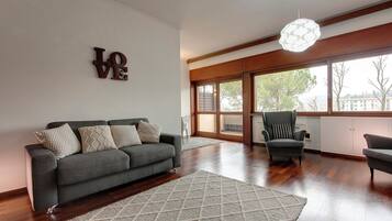 Apartamento | Sala de estar | Televisor de ecrã plano de 24 polegadas com canais digitais