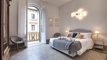 Apartamento | Sala de estar | Televisor de ecrã plano de 24 polegadas com canais digitais