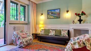 Apartamento | 4 quartos, secretária adequada para computadores portáteis