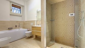 Apartamento | Casa de banho | Um secador de cabelo, um bidé, toalhas fornecidas, sabão