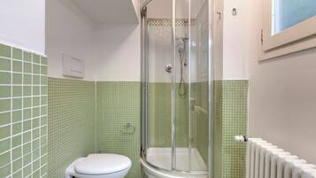Apartamento | Banheiro | Chuveiro, secador de cabelo, bidê, toalhas de banho