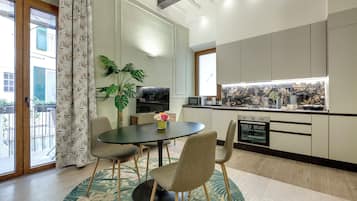 Apartamento | Sala de estar | Televisor de ecrã plano de 24 polegadas com canais digitais