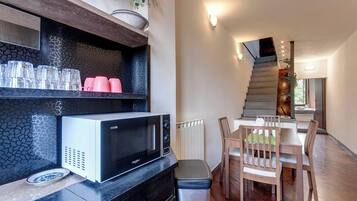 Apartamento | Sala de estar | Televisor de ecrã plano de 24 polegadas com canais digitais