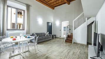 Apartamento | Sala de estar | Televisor de ecrã plano de 24 polegadas com canais digitais