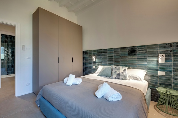 Apartamento | Secretária adequada para computadores portáteis, ferro/tábua de engomar