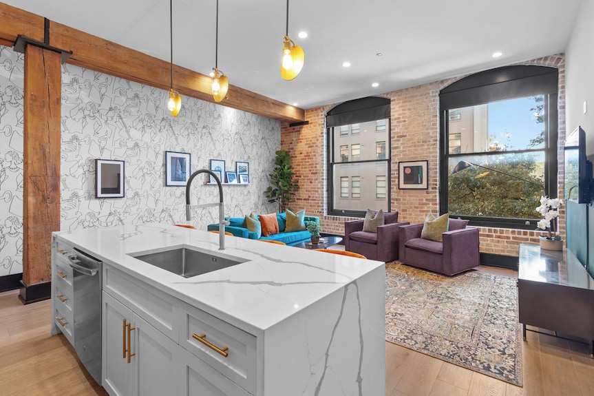 Best Location Walk To Everything! Downtown Hotel - Metairie, LA