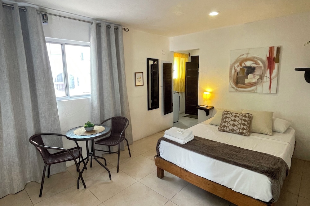 Studio w/ kitchen, AC, Wi-Fi. Sleeps 3. Near beaches & pedestrian ...