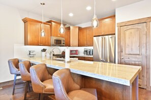 Casa Superior, vista para a montanha | Cozinha privada | Um frigorífico/congelador grande, um micro-ondas, uma placa de cozinha 