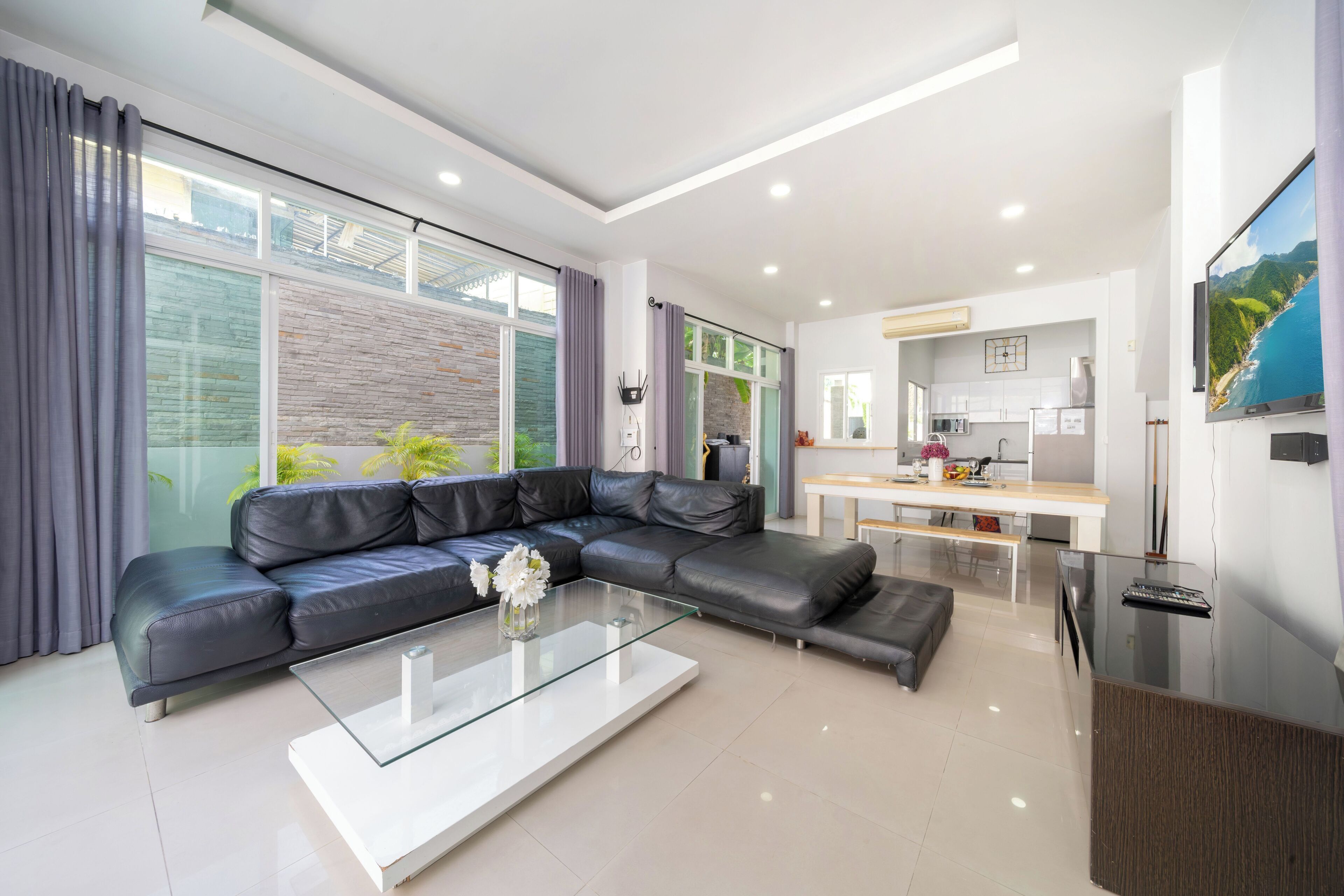 Vila design, 3 quartos, piscina particular, vista para a piscina | Área de estar | Smart TV 32 polegadas com canais a cabo