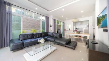 Vila design, 3 quartos, piscina particular, vista para a piscina | Área de estar | Smart TV 32 polegadas com canais a cabo