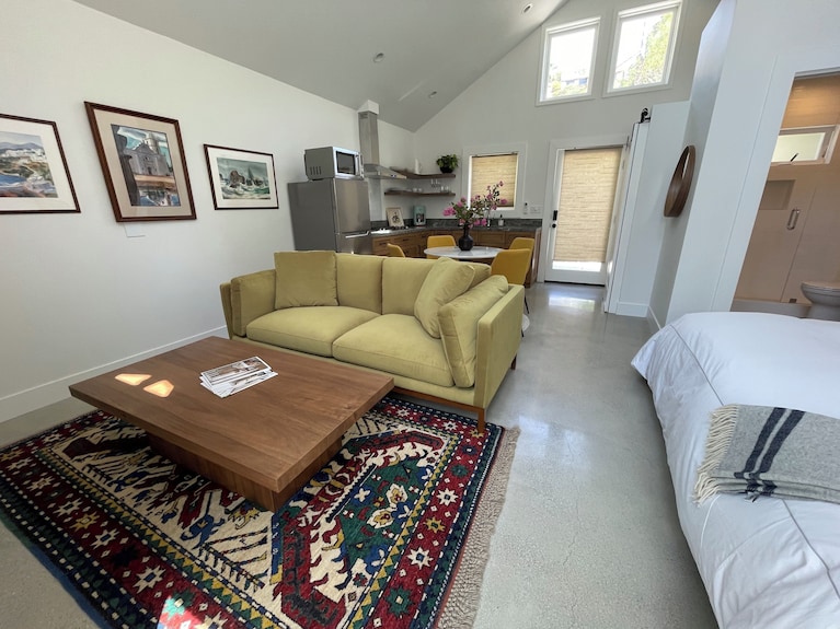 Brand New Charming Guest House In Lovely Northwest Glendale Ca. Private &Quiet - Los Angeles, CA
