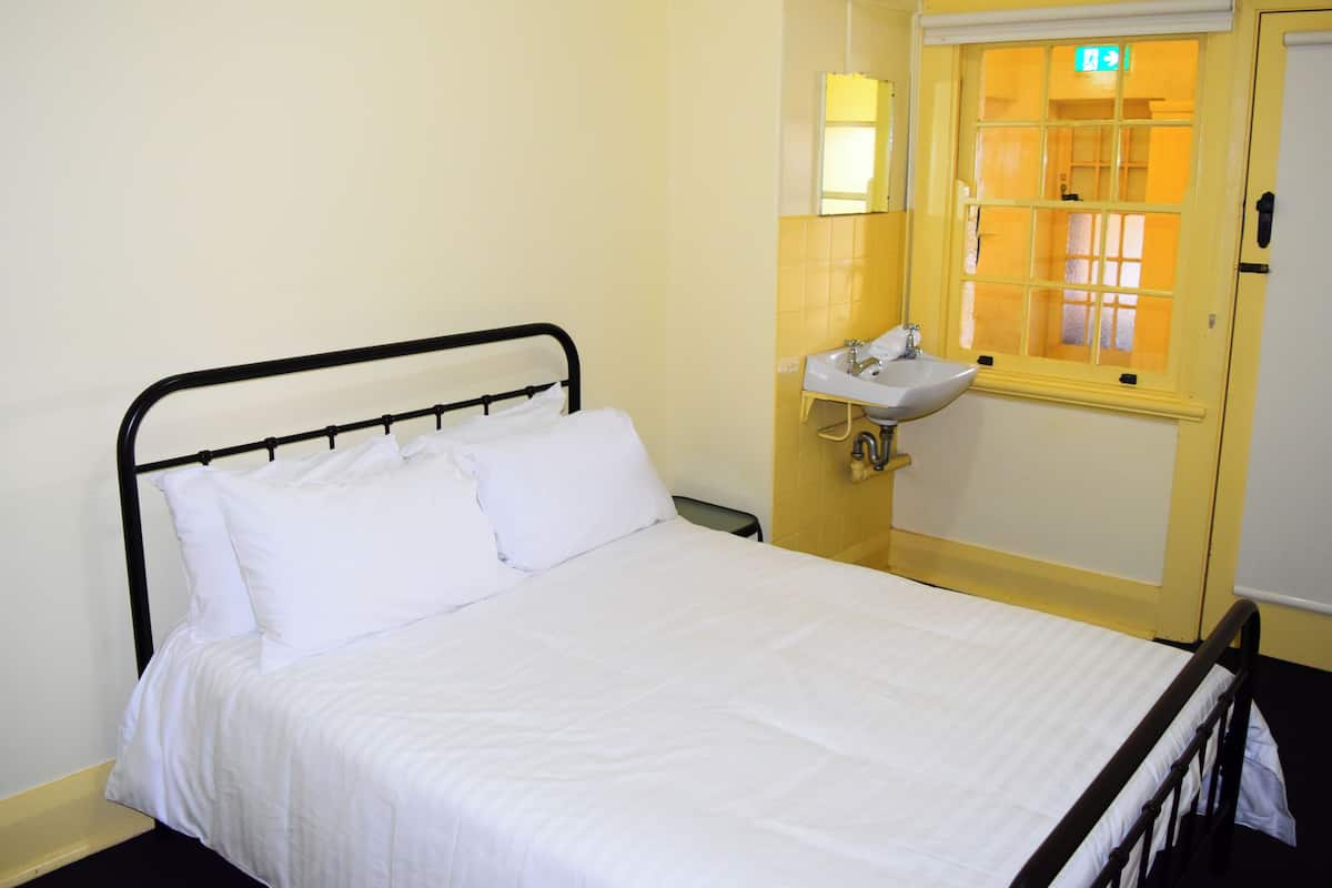 Quarto Duplo, casa de banho partilhada | Ferro/tábua de engomar, roupa de cama fornecida