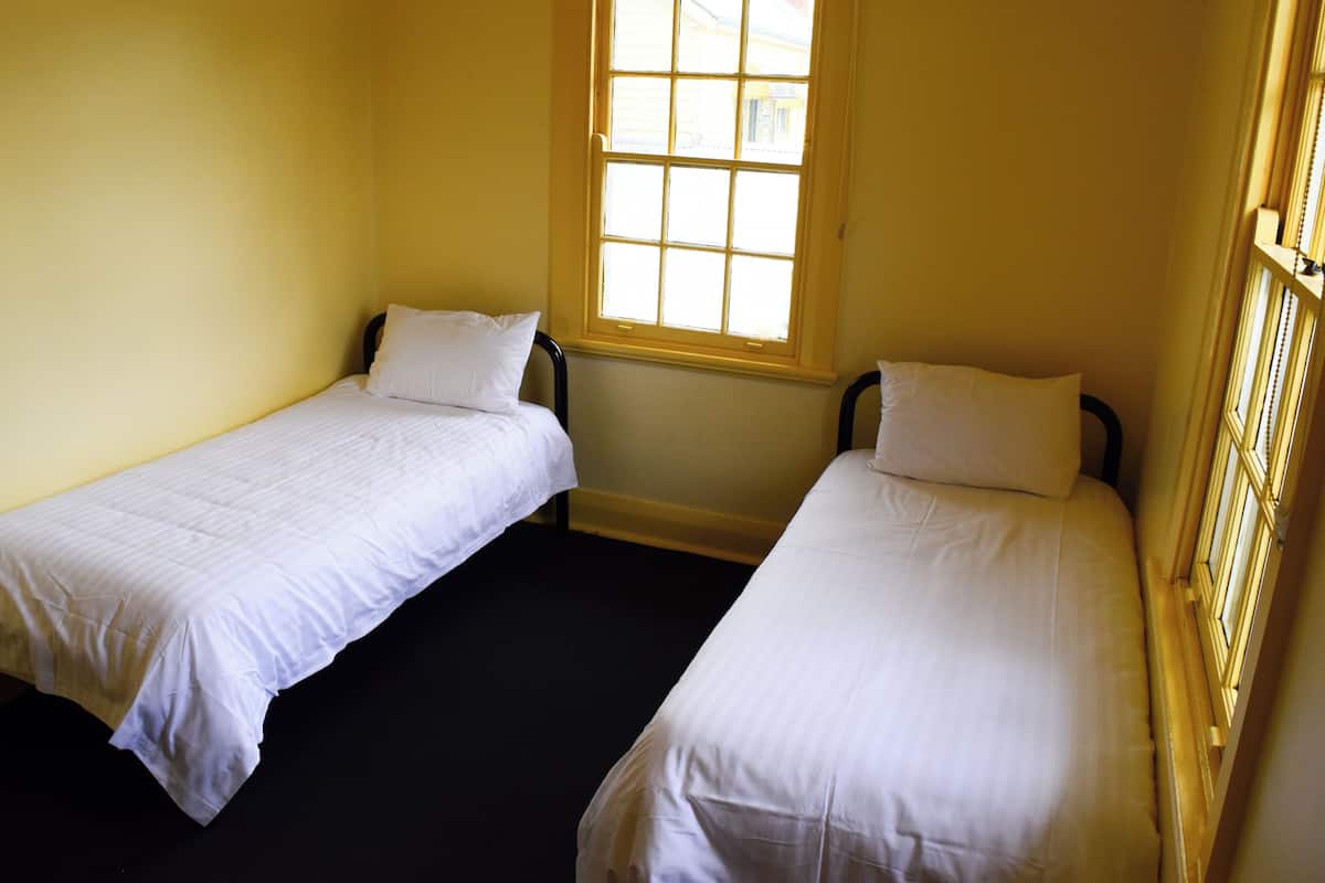 Quarto Twin, 2 camas individuais, casa de banho partilhada | Ferro/tábua de engomar, roupa de cama fornecida