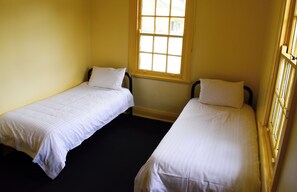 Quarto Twin, 2 camas individuais, casa de banho partilhada | Ferro/tábua de engomar, roupa de cama fornecida 