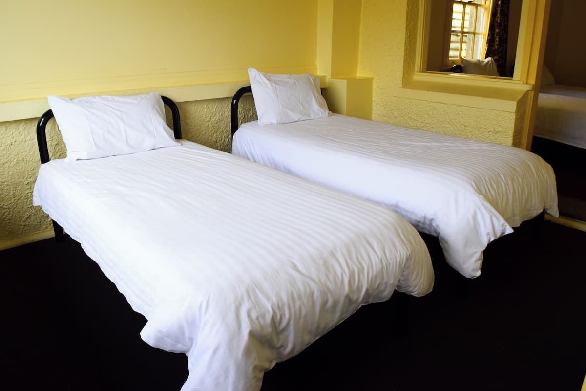 Quarto Quádruplo, várias camas, casa de banho partilhada | Ferro/tábua de engomar, roupa de cama fornecida