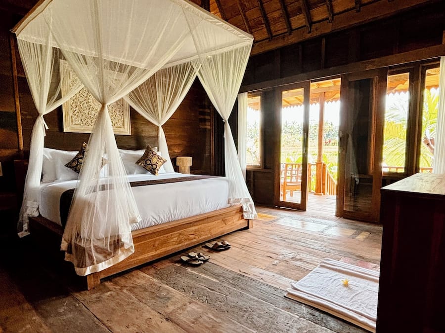 1 quarto, secretária, roupa de cama fornecida