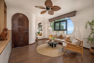 Quarto família, 2 quartos, vista para o jardim | Área de estar | TV de tela plana