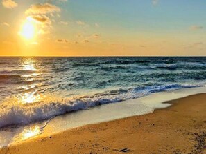 Uma praia com ondas e céu claro.