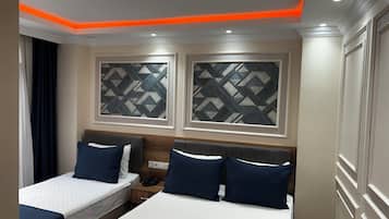 Quarto duplo, sacada, vista para a cidade | Roupas de cama de algodão egípcio, roupas de cama premium, frigobar