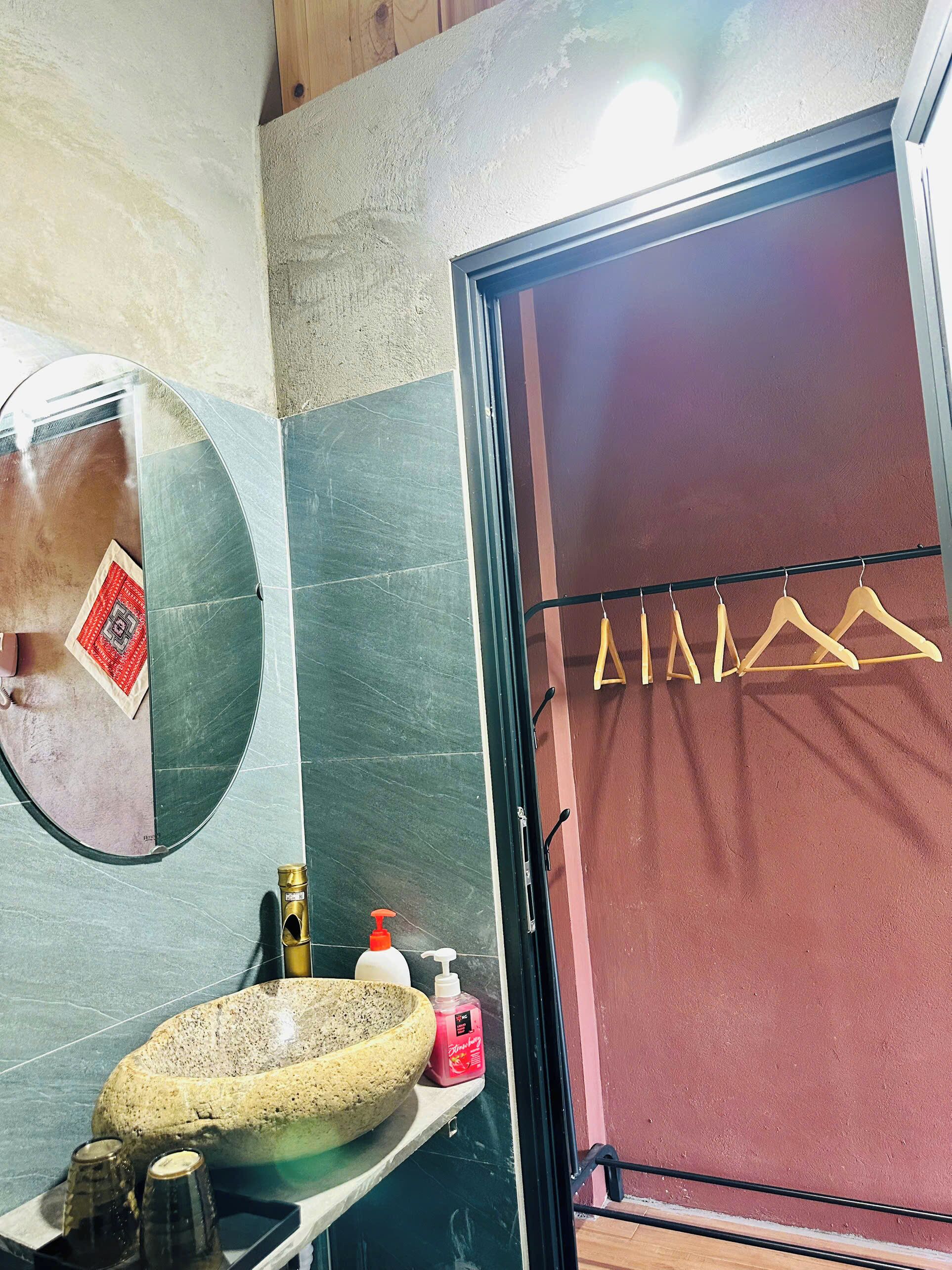 Artigos de higiene pessoal grátis, um secador de cabelo, chinelos 