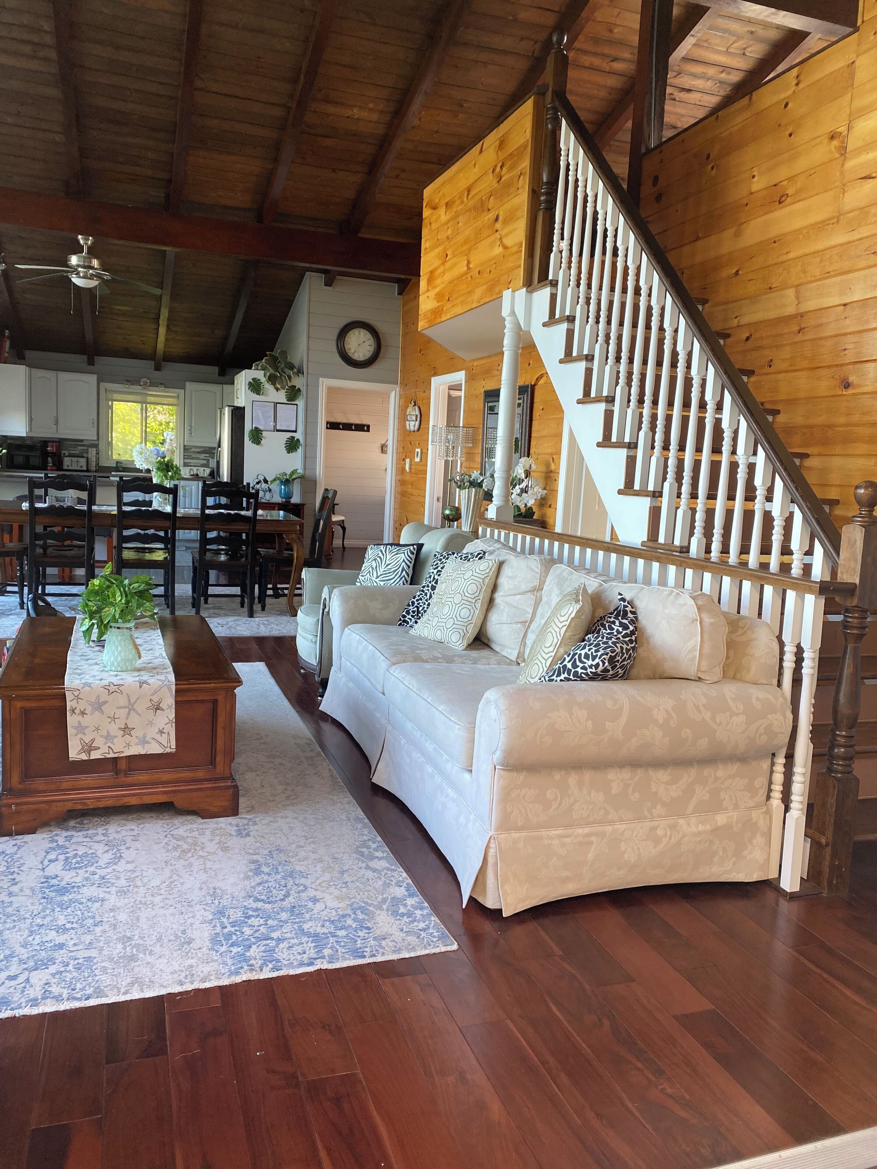 Huron Lakefront Cottage Charming 8 Bedrms 4bths 18+guests 8car/hotub/pets . - Ontario