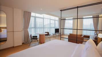 Suíte júnior, vista para a cidade | 1 quarto, cofres nos quartos, cortinas blackout, Wi-Fi de cortesia