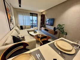 Apartamento Elite | Sala de estar | Smart TV de 50 polegadas com canais via satélite, Netflix 
