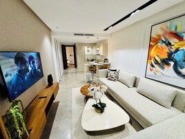 Apartamento Elite | Sala de estar | Smart TV de 50 polegadas com canais via satélite, Netflix 