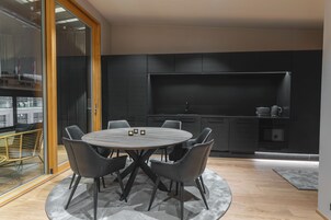 Apartamento de Luxo, 2 quartos, não fumadores, Vista para a cidade | Refeições no quarto