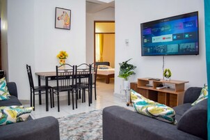 Apartamento Deluxe, Vista para a cidade | Sala de estar | Smart TV de 24 polegadas com canais digitais 