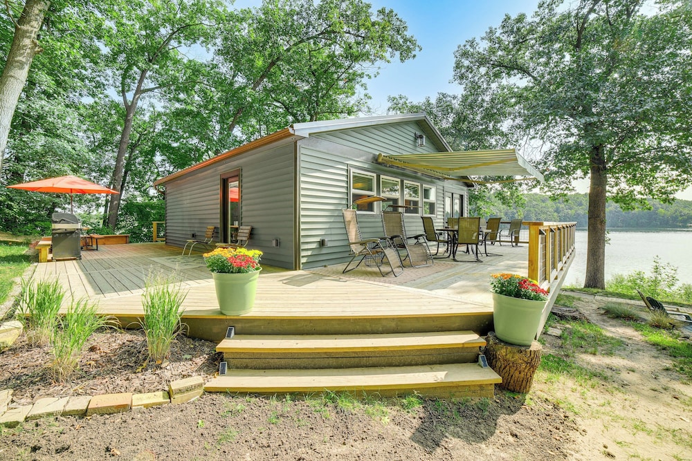 Private Island: Home In Belding W/ Dock & Grill! - Horseshoe Lake, Gowen