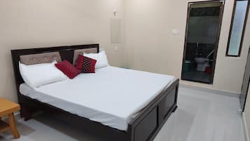 Quarto Deluxe | Roupa hipoalergénica, cofre no quarto, secretária